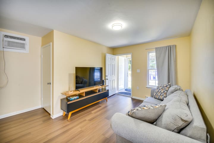 Explore & Relax! Norfolk Duplex < 1 Mi To Beach - Norfolk, VA