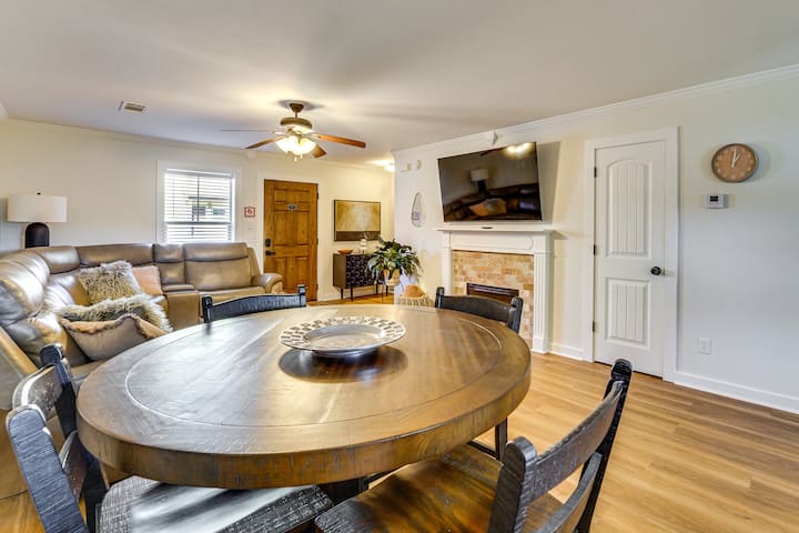 5 Mi To Univ Of Arkansas: Cozy Townhome W/ Deck - Springdale, AR