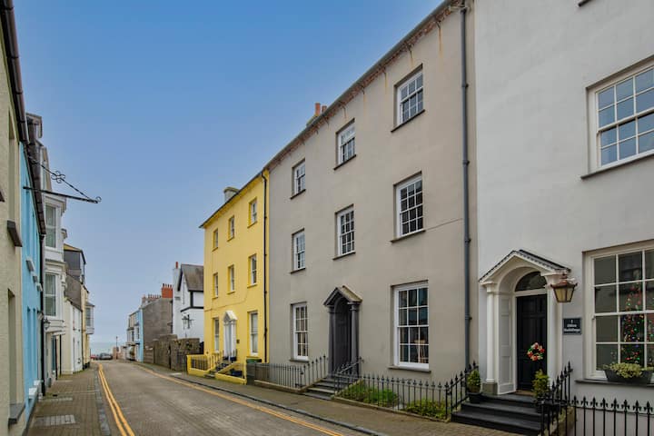 2 Olive Buildings - Within The Town Walls - Tenby