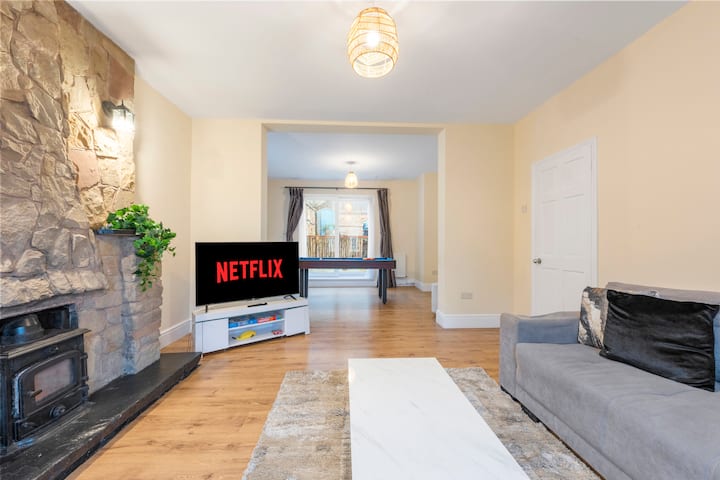 Spacious 6-bed With Pool Table Desks In Every Room - Sherwood Forest