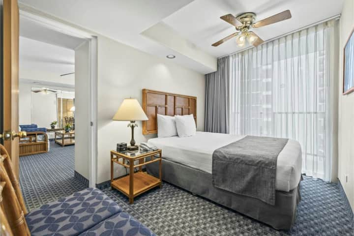 1 Bedroom With Queen Sofa Bed And Lanai, Sleeps 4 - Honolulu, HI