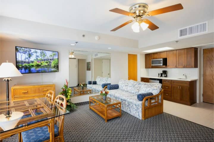 Spacious One Bedroom Suite Steps From Beach - O‘ahu, HI