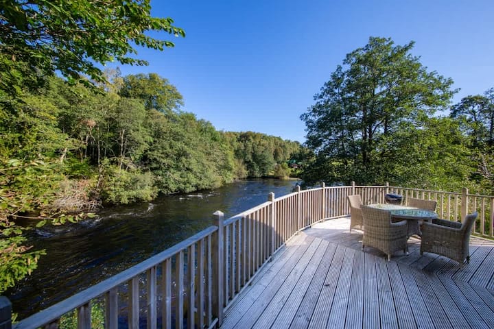 Otter’s Holt- Circular Riverside Retreat + Hot Tub - Killin