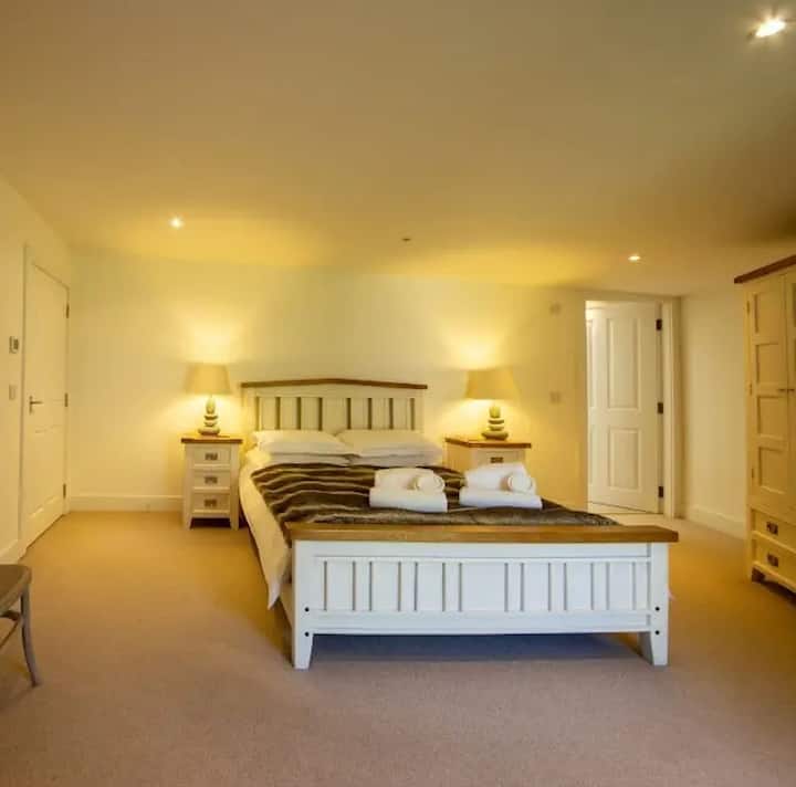 Otter’s Holt- Circular Riverside Retreat + Hot Tub - Killin