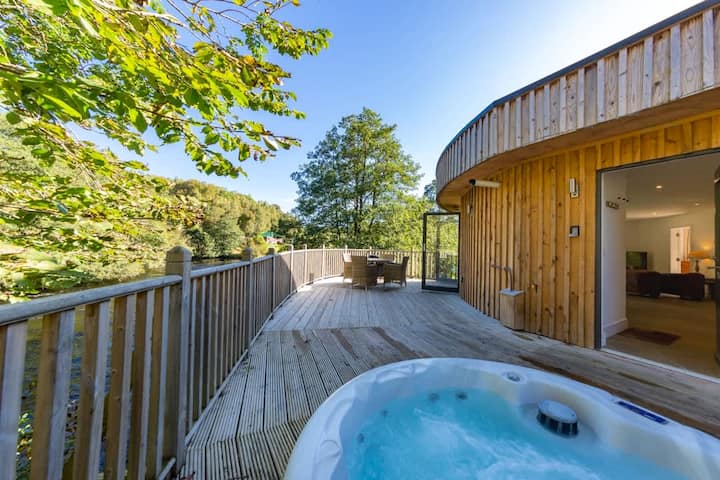 Otter’s Holt- Circular Riverside Retreat + Hot Tub - Loch Tay