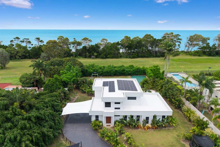 Absolute Beachfront Luxury Retreat - Fraser Island