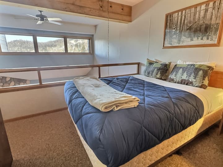 North Shore Knotty Loft | Ski-in/ski-out | Hot Tub - Lutsen, MN
