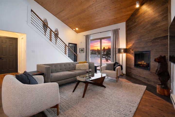 The Drift At Firelight | Hot Tub + Walk To Town - Big Sky, MT