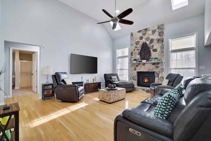 Mountain Escape, Lake, Fire Pit, Game Room - Stroudsburg, PA