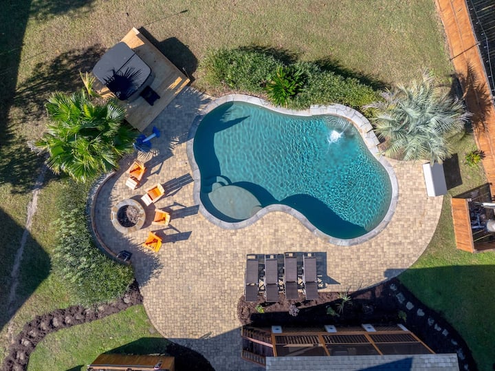 Luxury Pool Home | Hot Tub, 85" Tv | Near Airport - Charleston, SC