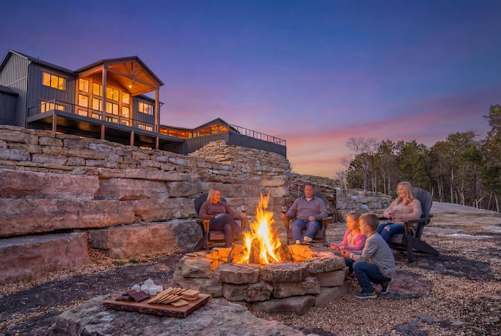 Luxury Lakefront! Private Pool, Hot Tub & Views - United States