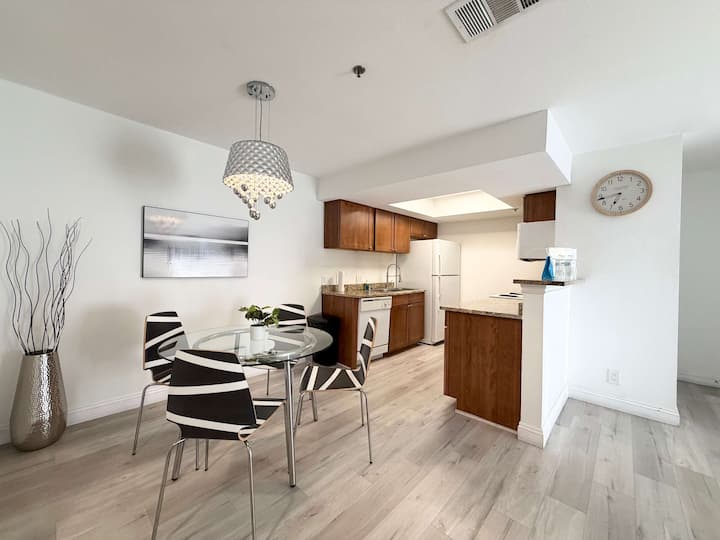 Lux 1br Condo Near Strip W/pool, Gym, And Laundry - Las Vegas, NV