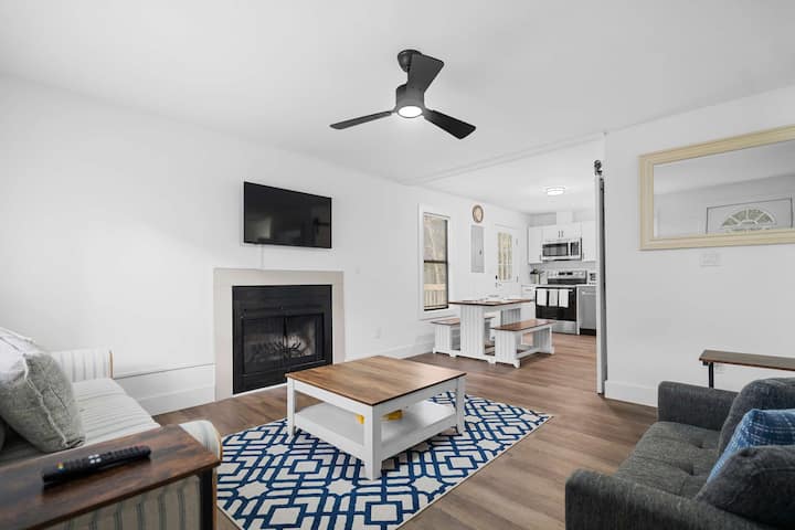 8 Minutes To Unc | Outdoor Deck | Washer + Dryer - Chapel Hill, NC