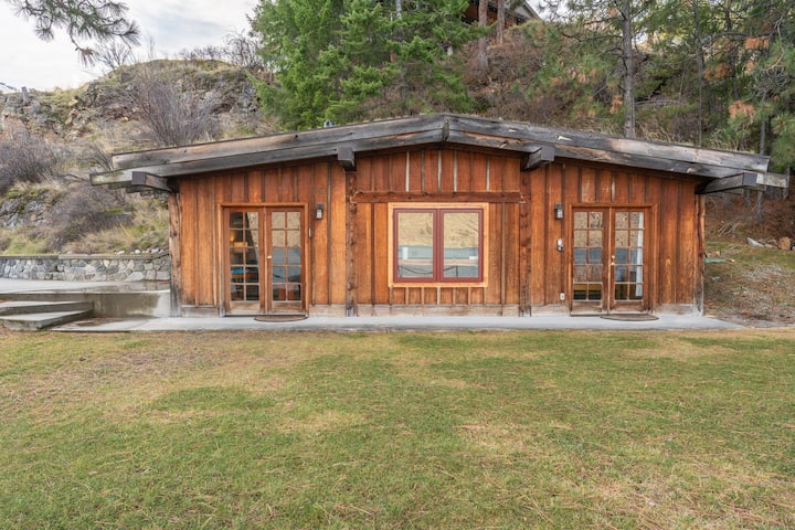Deep Water Cabin - Secluded Getaway - Lake Chelan, WA