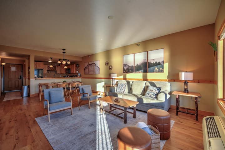 Superior Lakefront 1br|pool • Hot Tub • Sauna • Ev - Two Harbors, MN