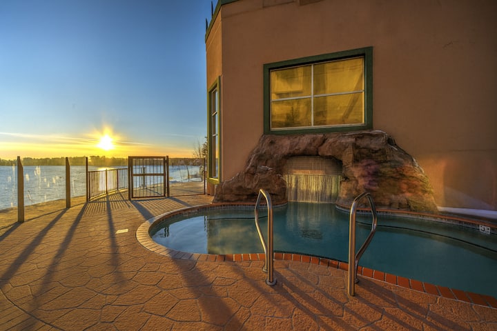 Superior Lakefront King Ste | Pool • Hot Tub • Ev - Two Harbors, MN