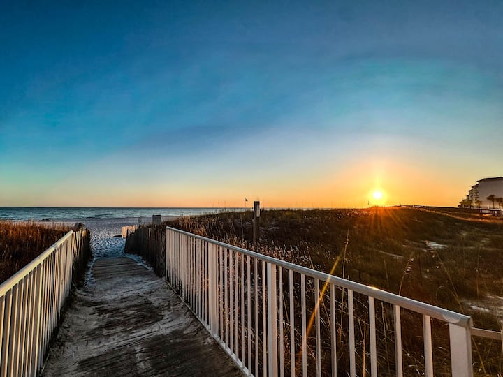 Sugar Beach Serenity: Gulf Views, 4 Pools & Breezy - Orange Beach, AL