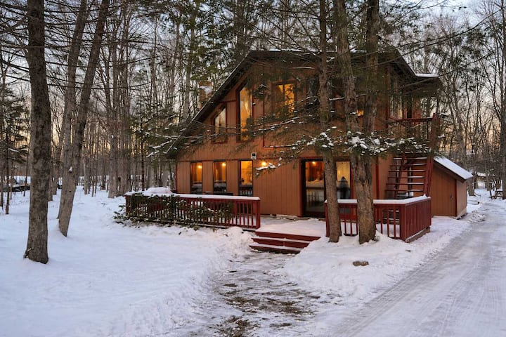 Deer Hollow Retreat | Fireplace, Bunk Bed, Game Rm - Albrightsville, PA