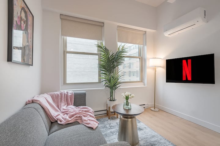 Prime Downtown Stay | Steps From Metro & Shops - Montreal