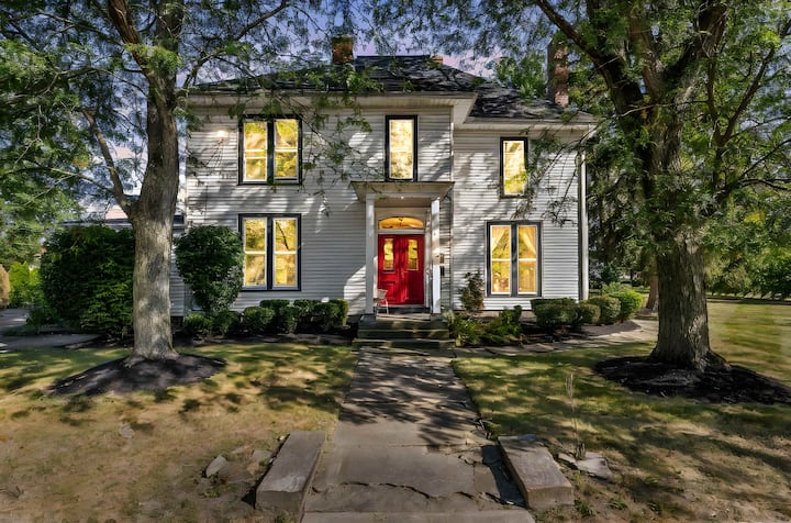 The Berea House | 1863 Historic Home | Sleeps 12 - Columbia, OH