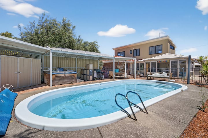Coastal 2-bed Home With Pool & Spa - Rockingham