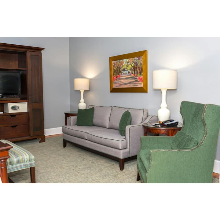 Deluxe Accessible King - Savannah, GA
