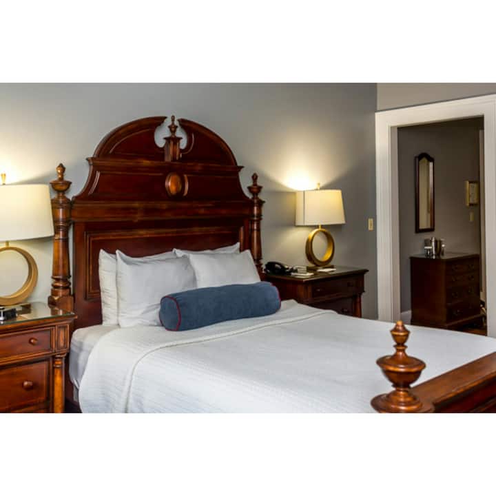 Classic Queen - Savannah, GA