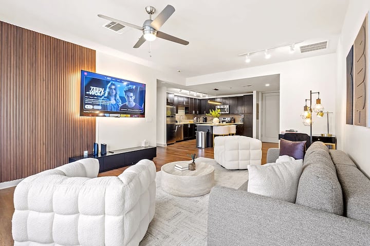 Premier King Sanctuary | Pool & Gym Access - Children's Aquarium Dallas at Fair Park