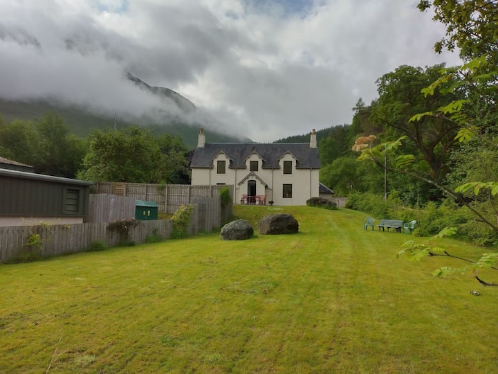 Benmore Farm House In Stirling Mit Bergblick - Tyndrum
