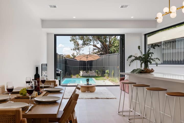 Poolside Luxury Villa - Heated Pool, Beach 3min - Mornington