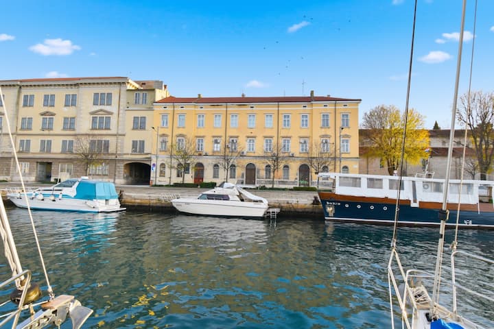 Hostel L&g Pula With A Private Room And Sea View - Pula