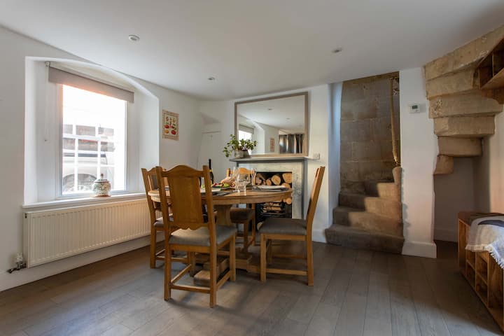 Charming 18th Century Cottage - Central - Parking - Bath