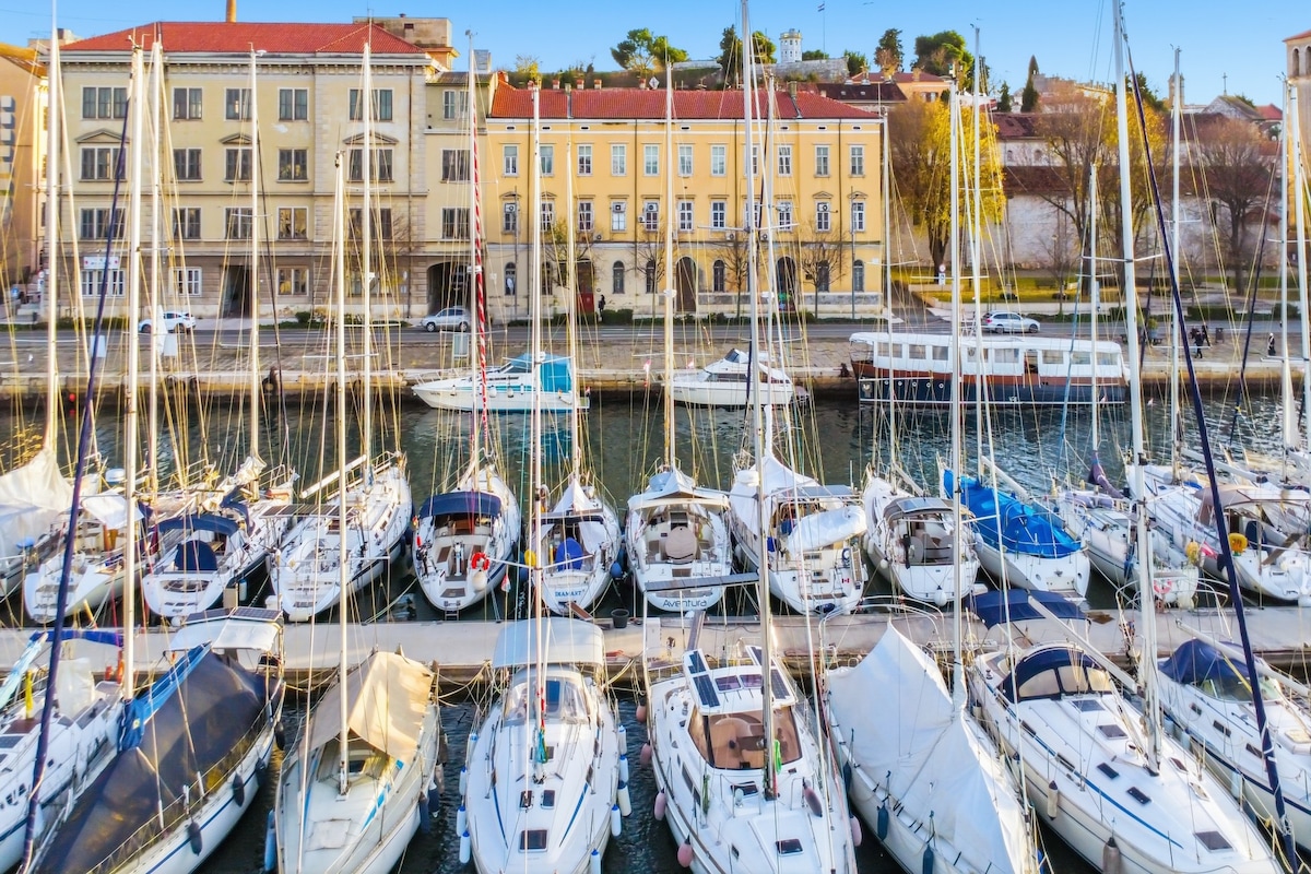 Auberge L&G Pula avec une chambre privée et vue sur la mer - Auberges ...