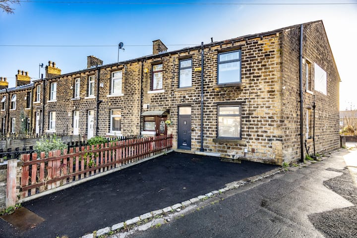 Maison-moderne-salle De Bain Privée-vue Sur Rue-fr - Huddersfield