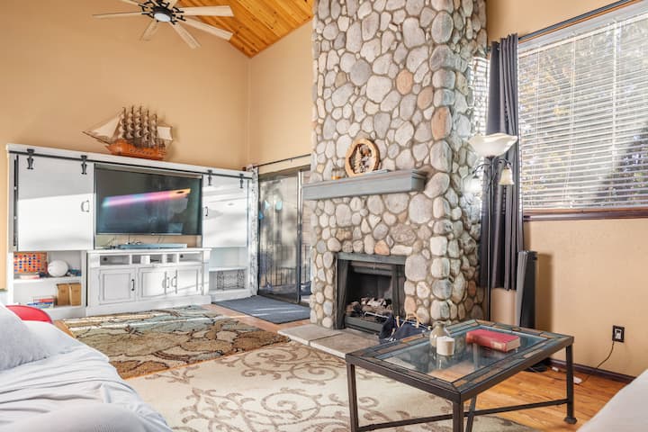 Cozy Lake Arrowhead Cabin W/ Private Beach - Crestline, CA