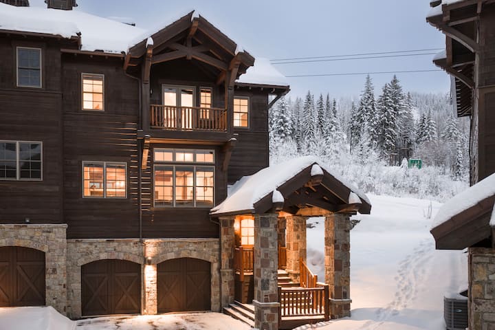 Luxury Ski In/ski Out Chalet W/ Hot Tub - Whitefish, MT