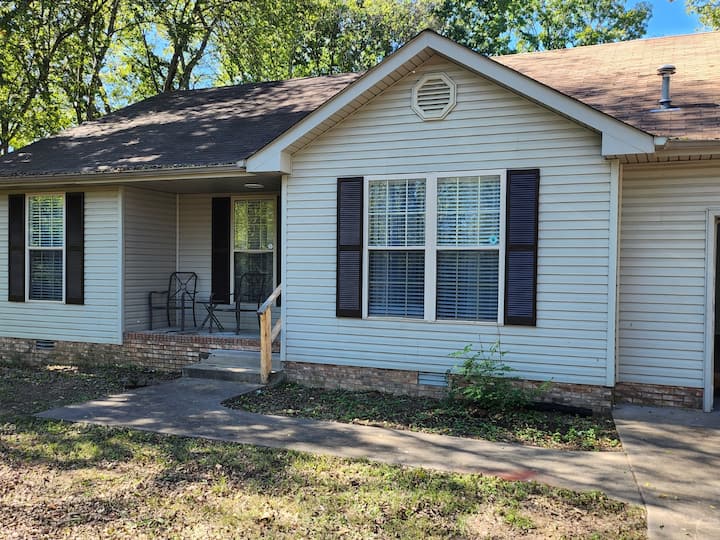 Cozy Modern Home Retreat-fenced Yard-pets Welcome! - Clarksville, TN