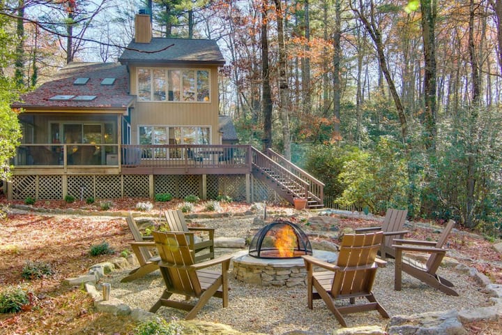 < 4 Mi To Sapphire Resort | Fire Pit & Sunroom - Cashiers, NC