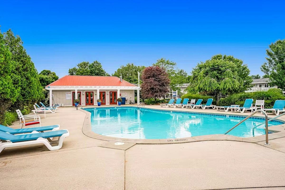 2BR, 2ND floor, charming condo with shared pool - Condominiums for Rent ...