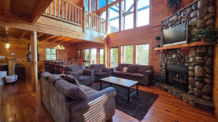 Spacious Cabin, Sleep 28, Hot Tub, Games, Shared P - Pigeon Forge, TN