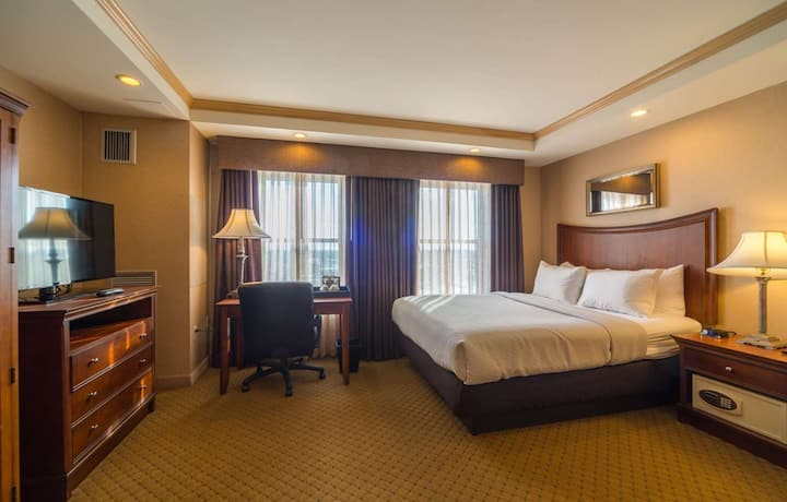 Ambassador Milwaukee | 1 Queen | Near Marquette - Milwaukee, WI