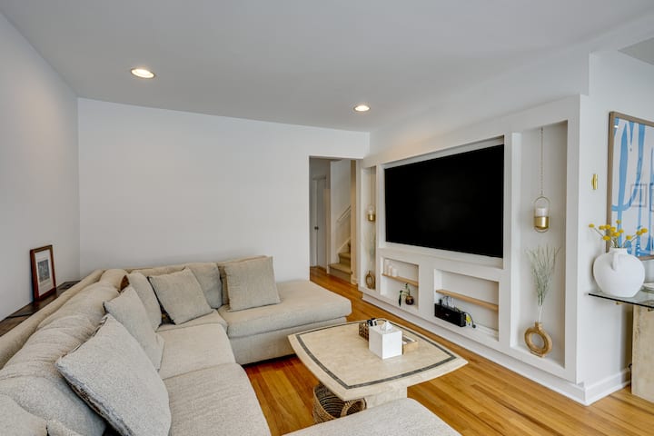 Mid-century Family Bungalow: Desirable Birmingham! - Troy, MI