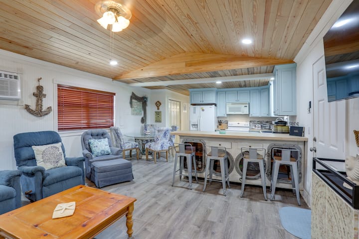 1 Mi To Festivals! Grand Isle Getaway W/ Deck - Grand Isle, LA