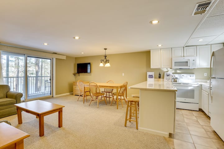 All-season Lake Wallenpaupack Condo W/ Views - Delaware State Forest, Dingmans Ferry