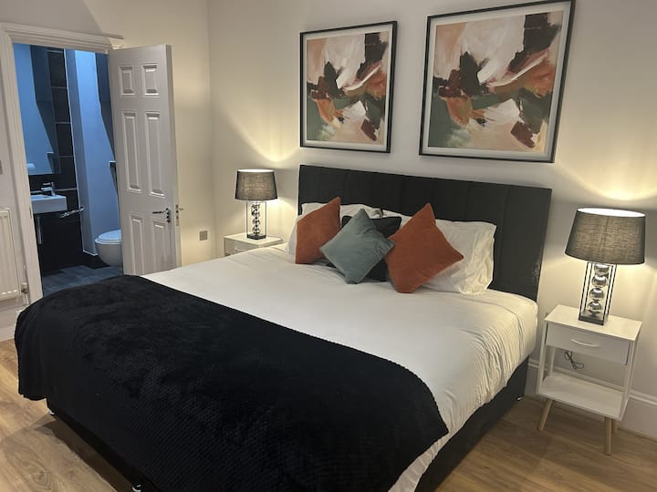 Central Apartment - Sleeps 6 & Near Station - Bedford