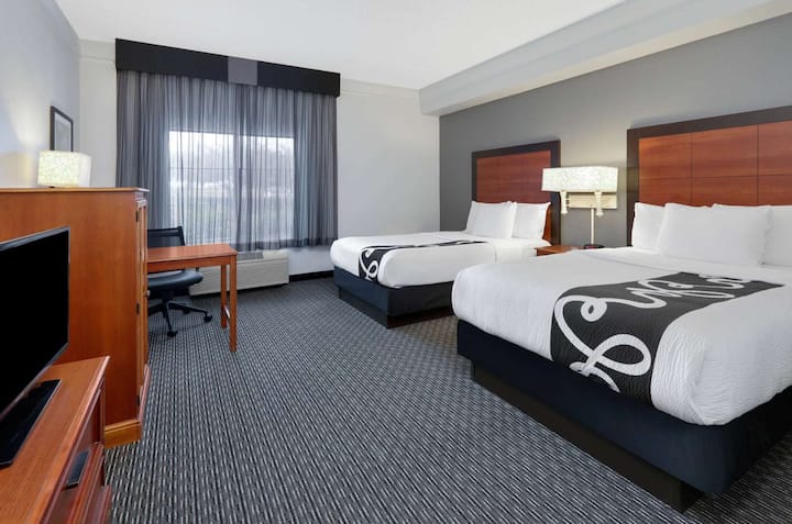 Laquinta Dallas North Central | 2 Full Beds Deluxe - Dallas, TX