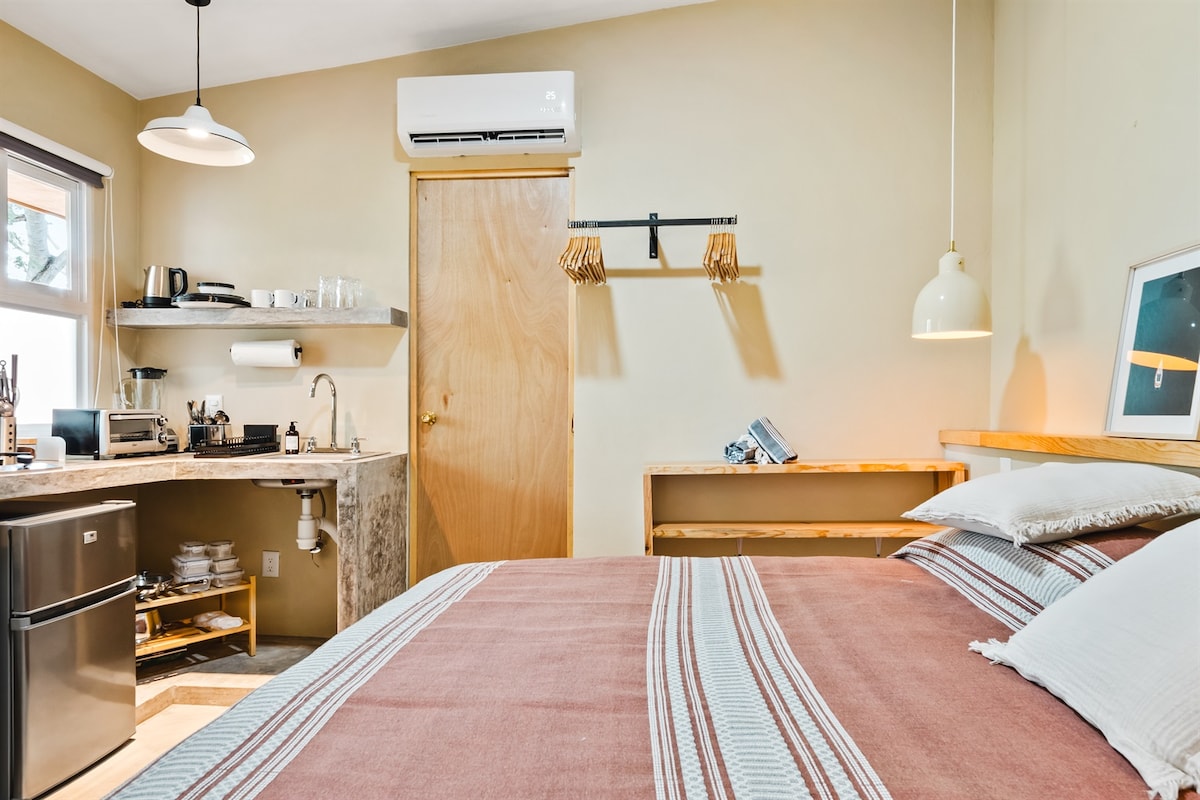 Bright King Studio 1.5 Blocks to Beach A/C + WiFi - Apartments for Rent ...