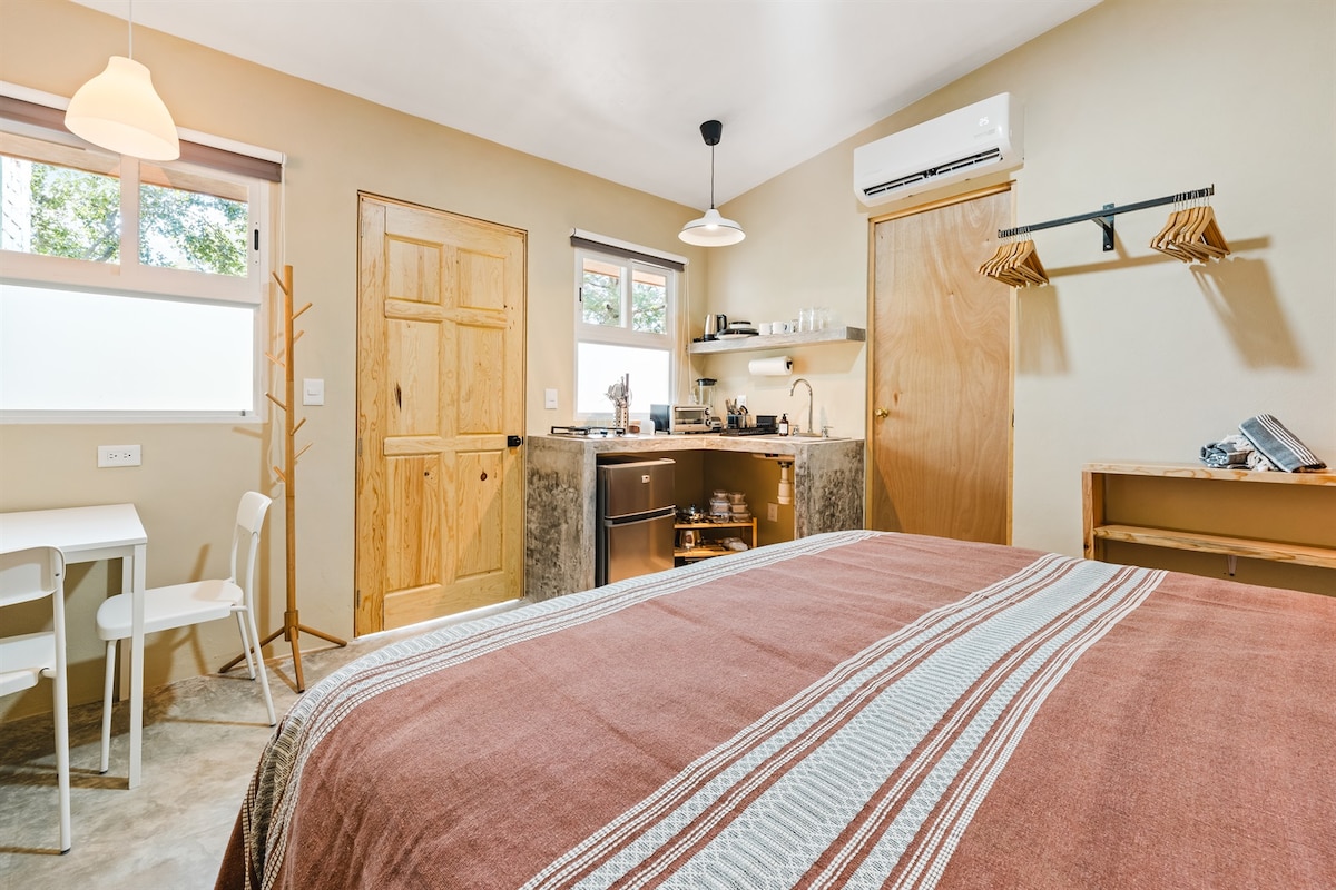 Bright King Studio 1.5 Blocks to Beach A/C + WiFi - Apartments for Rent ...