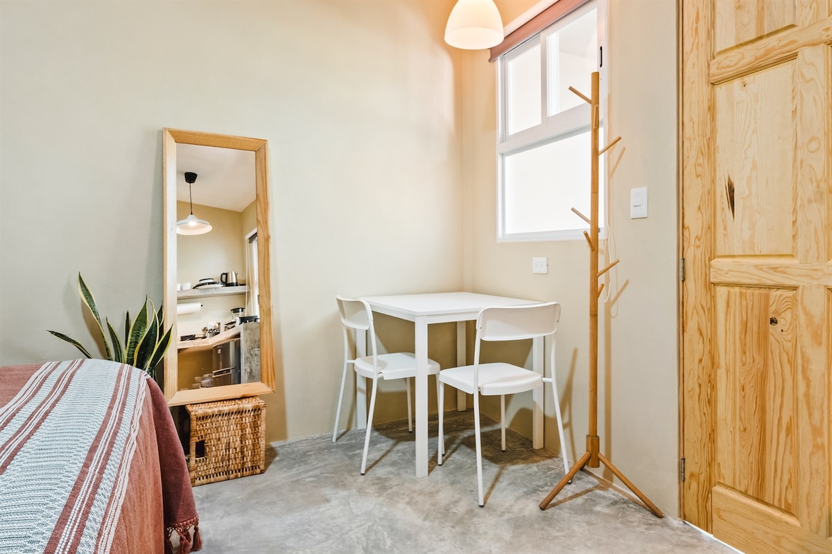 Bright King Studio 1.5 Blocks to Beach A/C + WiFi - Apartments for Rent ...