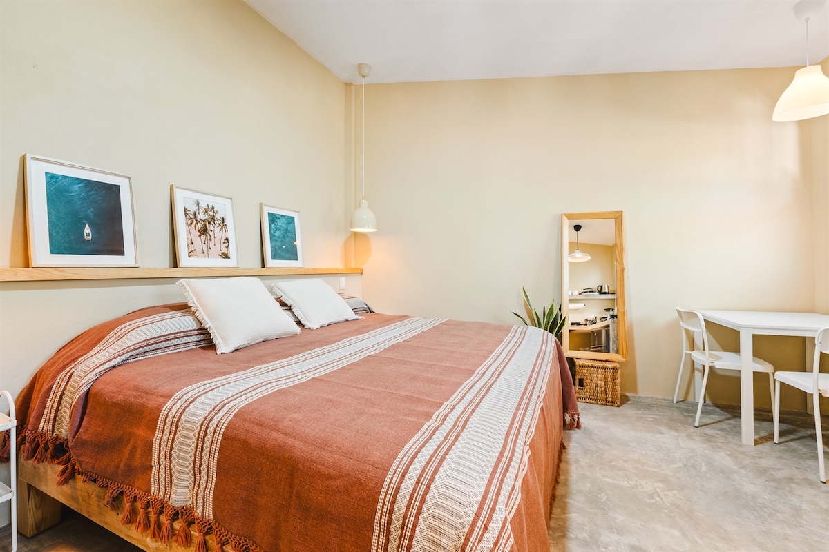 Bright King Studio 1.5 Blocks to Beach A/C + WiFi - Apartments for Rent ...